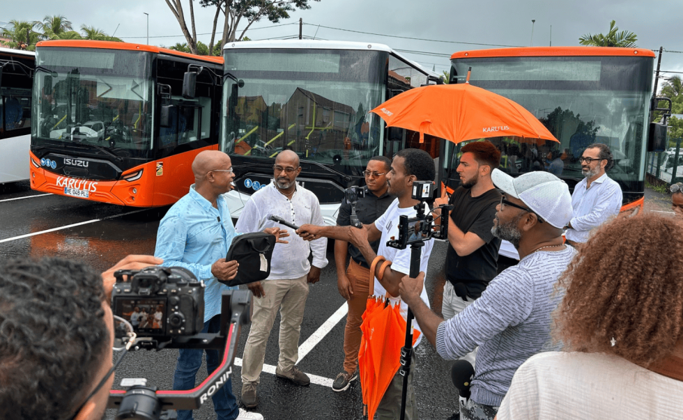 𝐑𝐞𝐦𝐢𝐬𝐞 𝐝𝐞𝐬 𝐜𝐥𝐞́𝐬 𝐝𝐞𝐬 𝟏𝟓 𝐧𝐨𝐮𝐯𝐞𝐚𝐮𝐱 𝐛𝐮𝐬 𝐊𝐚𝐫𝐮'𝐥𝐢𝐬 𝐩𝐫𝐨𝐜𝐡𝐚𝐢𝐧𝐞𝐦𝐞𝐧𝐭 𝐞𝐧 ...